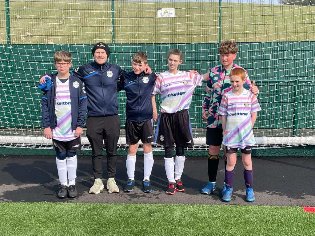 BEE UNIQUE – BEE your own kind of beautiful. You are not alone.